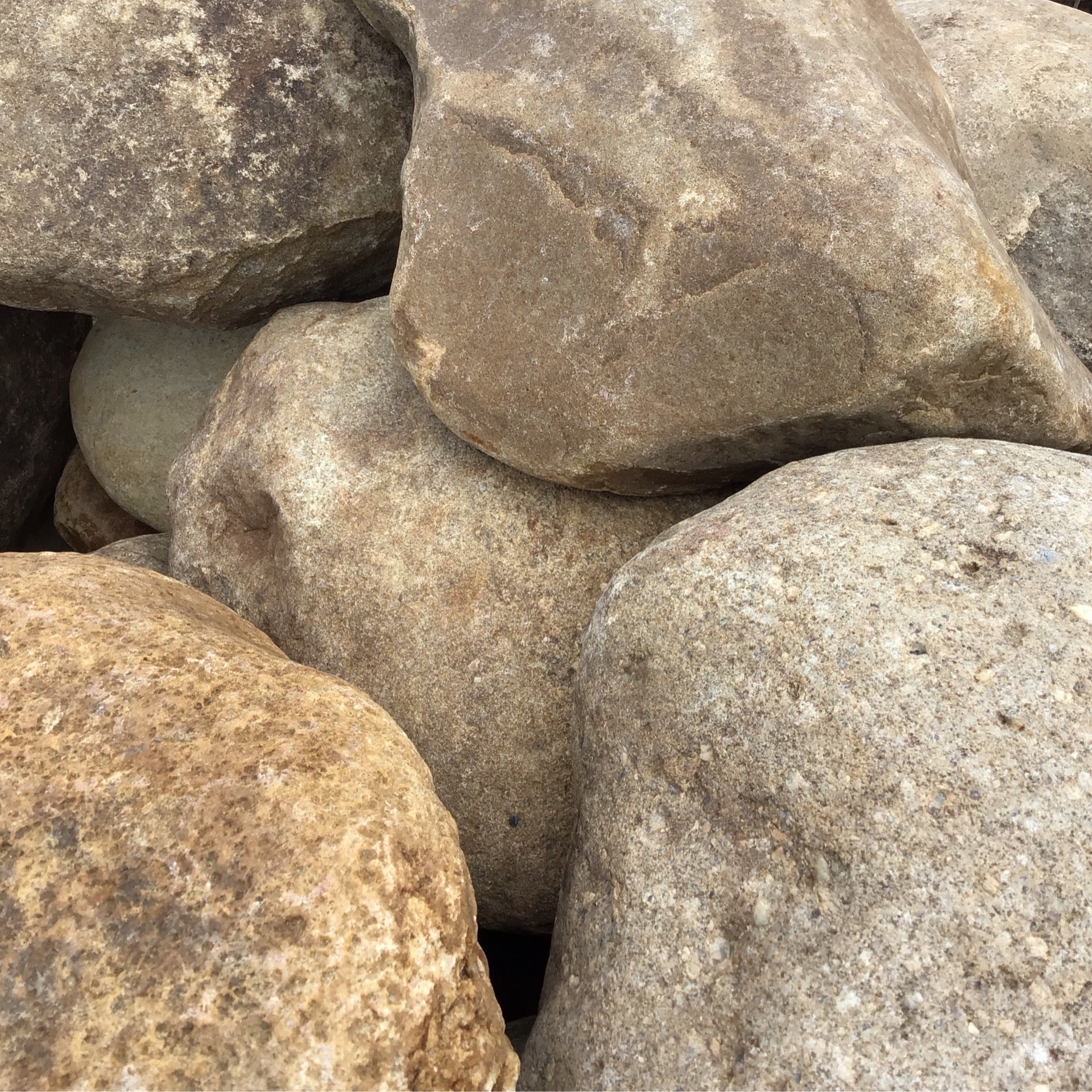 Tennessee Brown Boulders River Rock Mix Pallets | Alex Pinestraw ...
