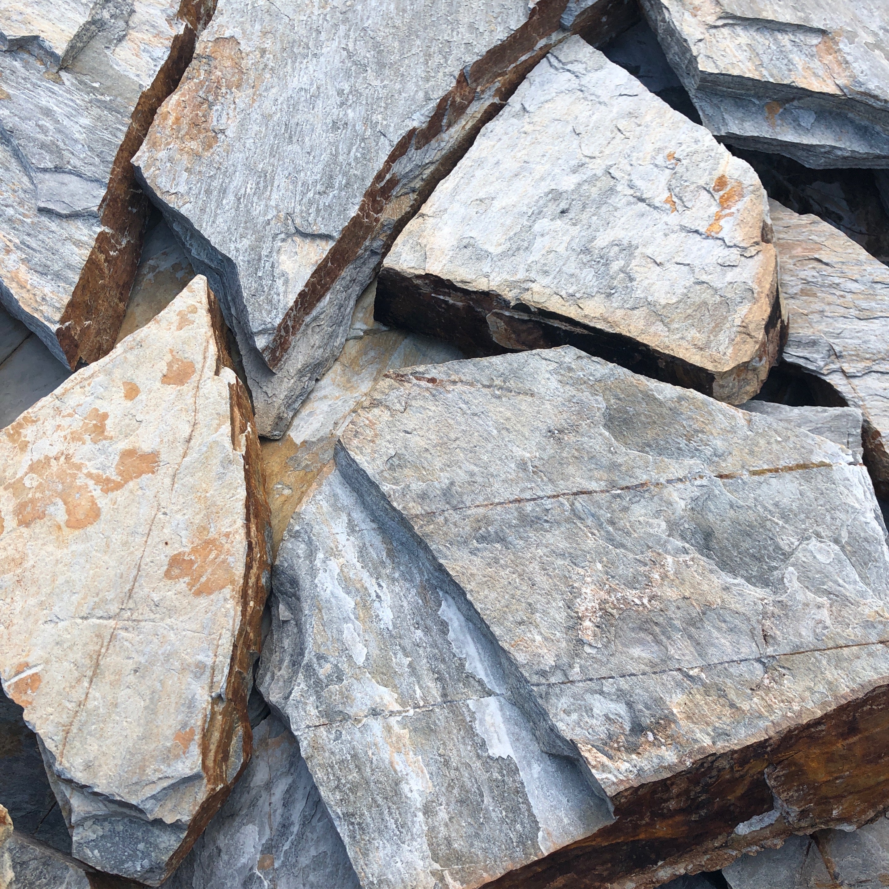 Mojave Thin Flagstone Pallet | Alex Pinestraw & Mulch, LLC