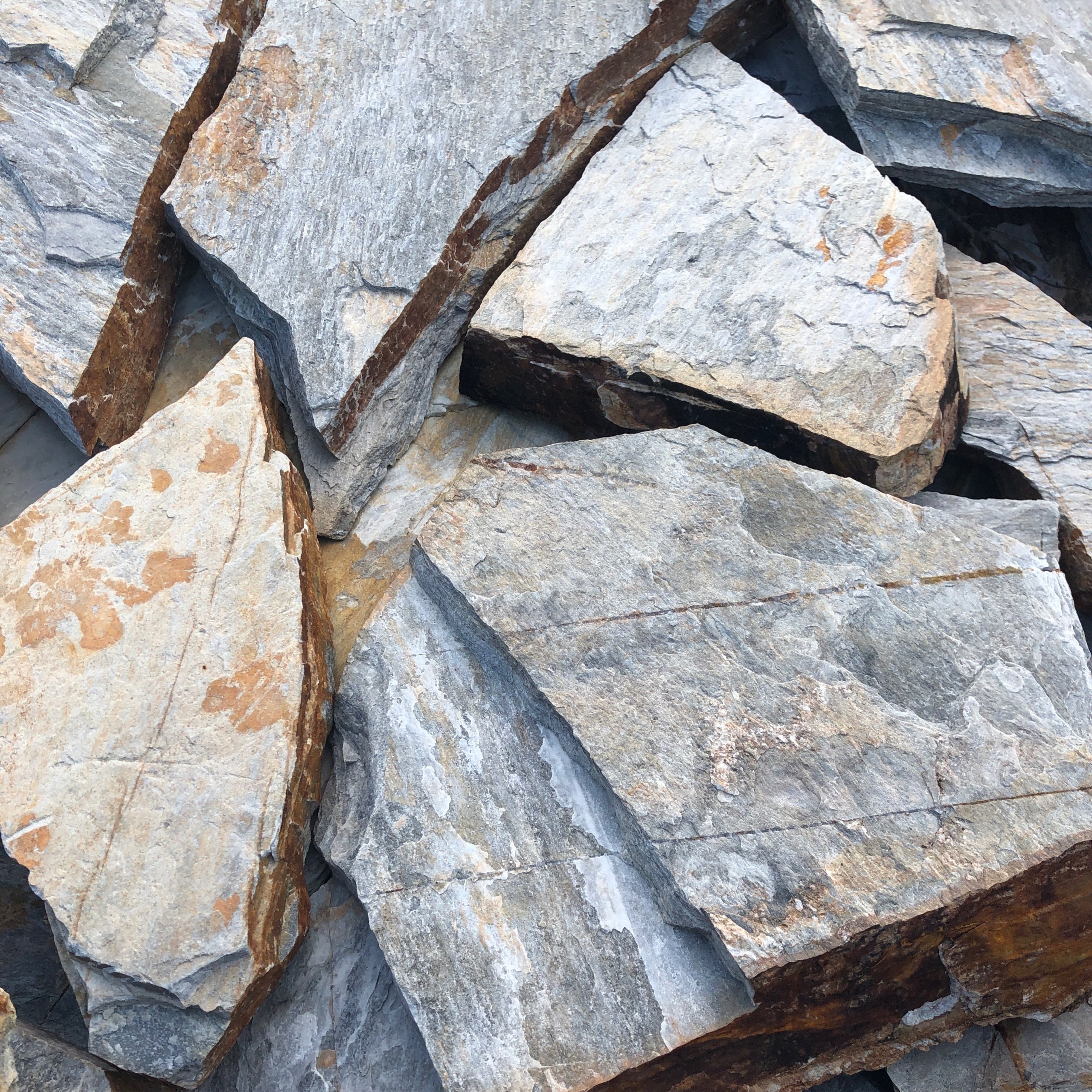 Mojave Thin Flagstone Pallet | Alex Pinestraw & Mulch, LLC