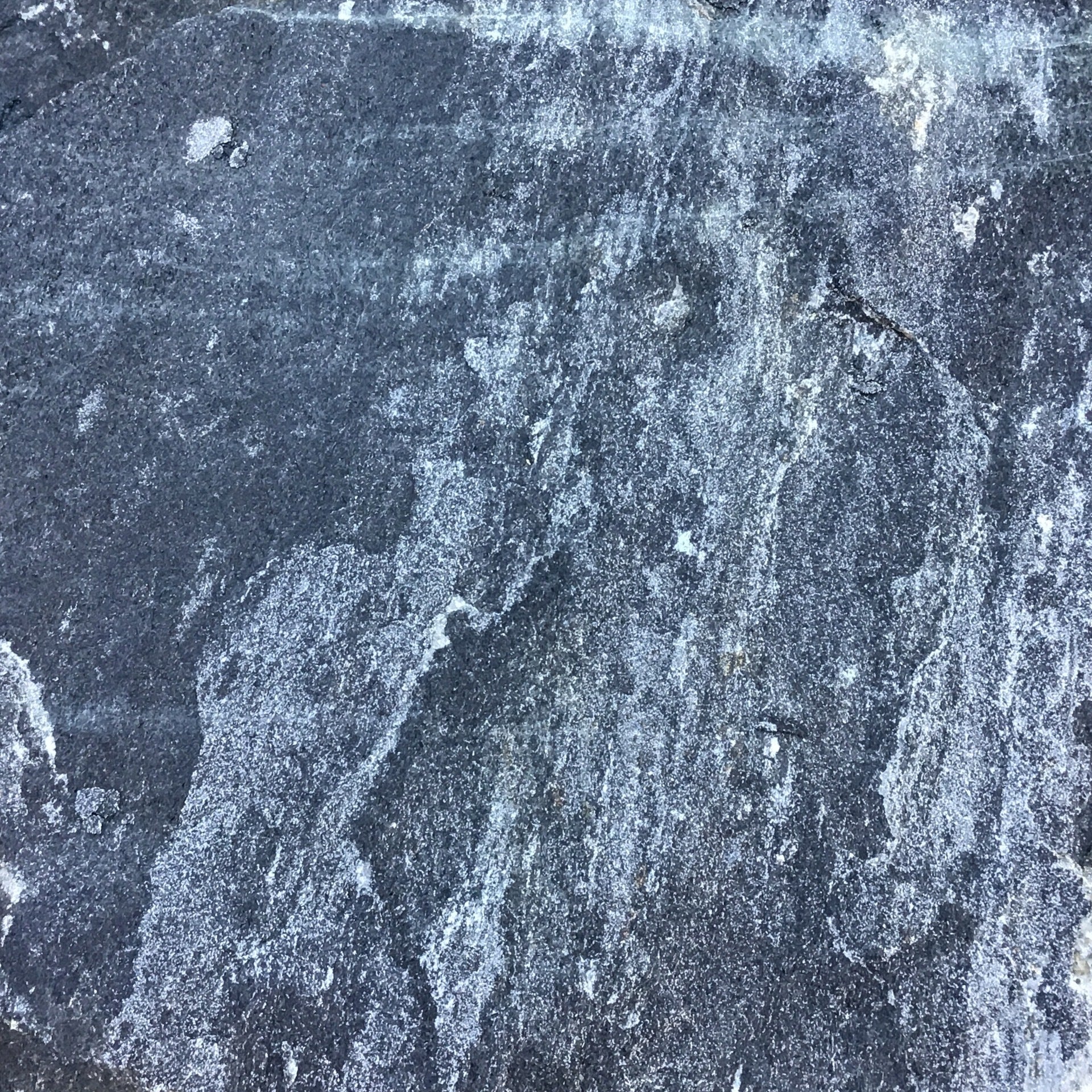 Black Regency Thin Flagstone Pallet | Alex Pinestraw & Mulch, LLC