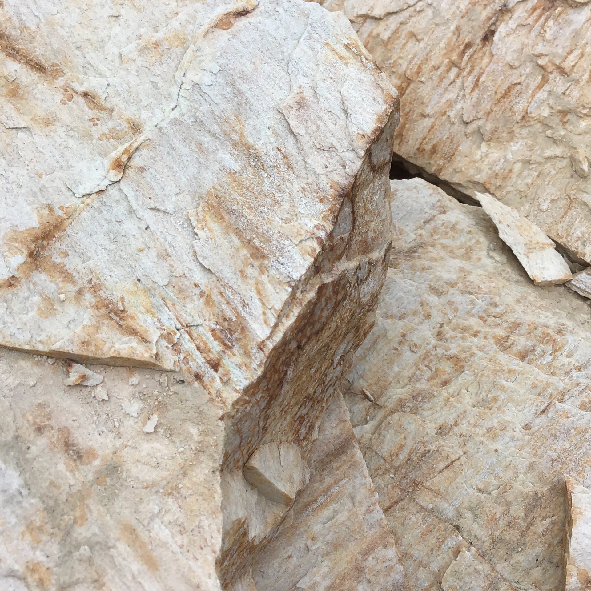 Caramel Thick Round Flagstone Pallet | Alex Pinestraw & Mulch, LLC