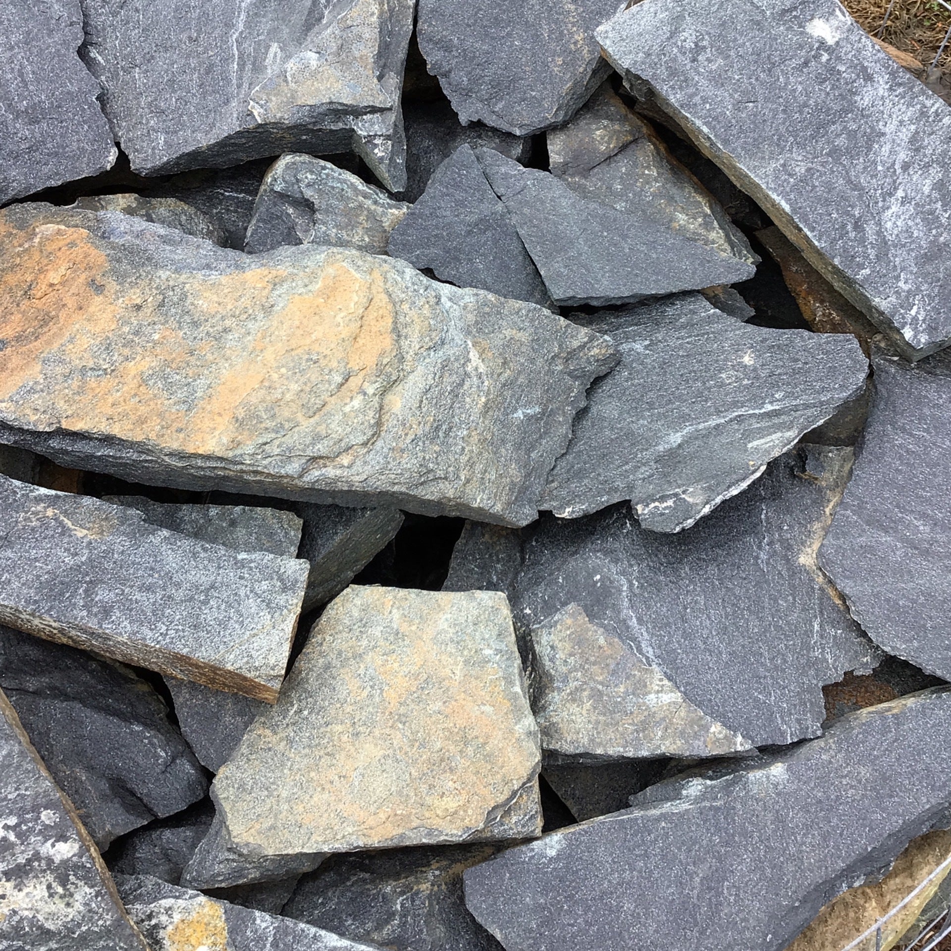 Black Regency Round Flagstone Pallet | Alex Pinestraw & Mulch, LLC