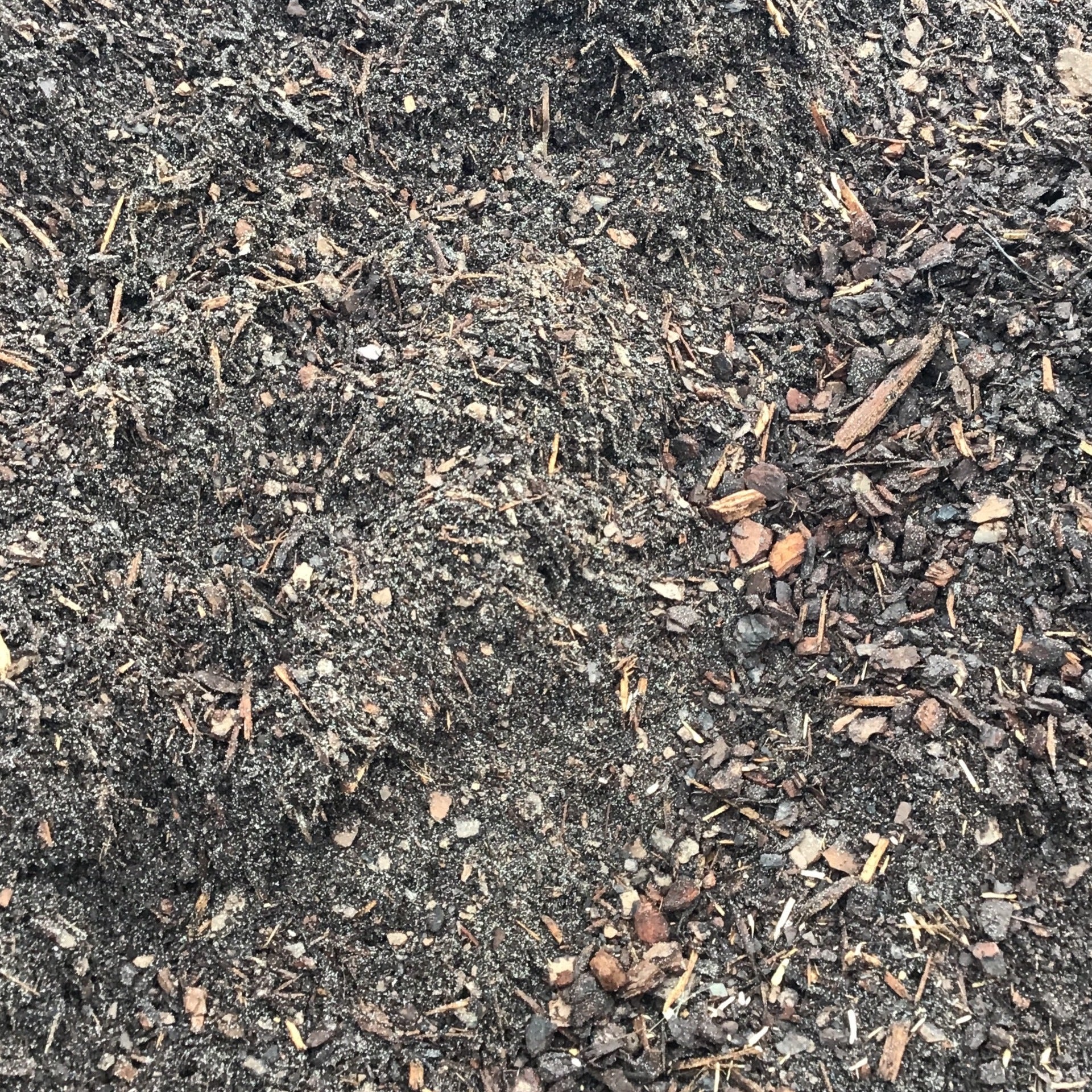 Organic Mulch for Lush Landscapes | Alex Pinestraw & Mulch, LLC