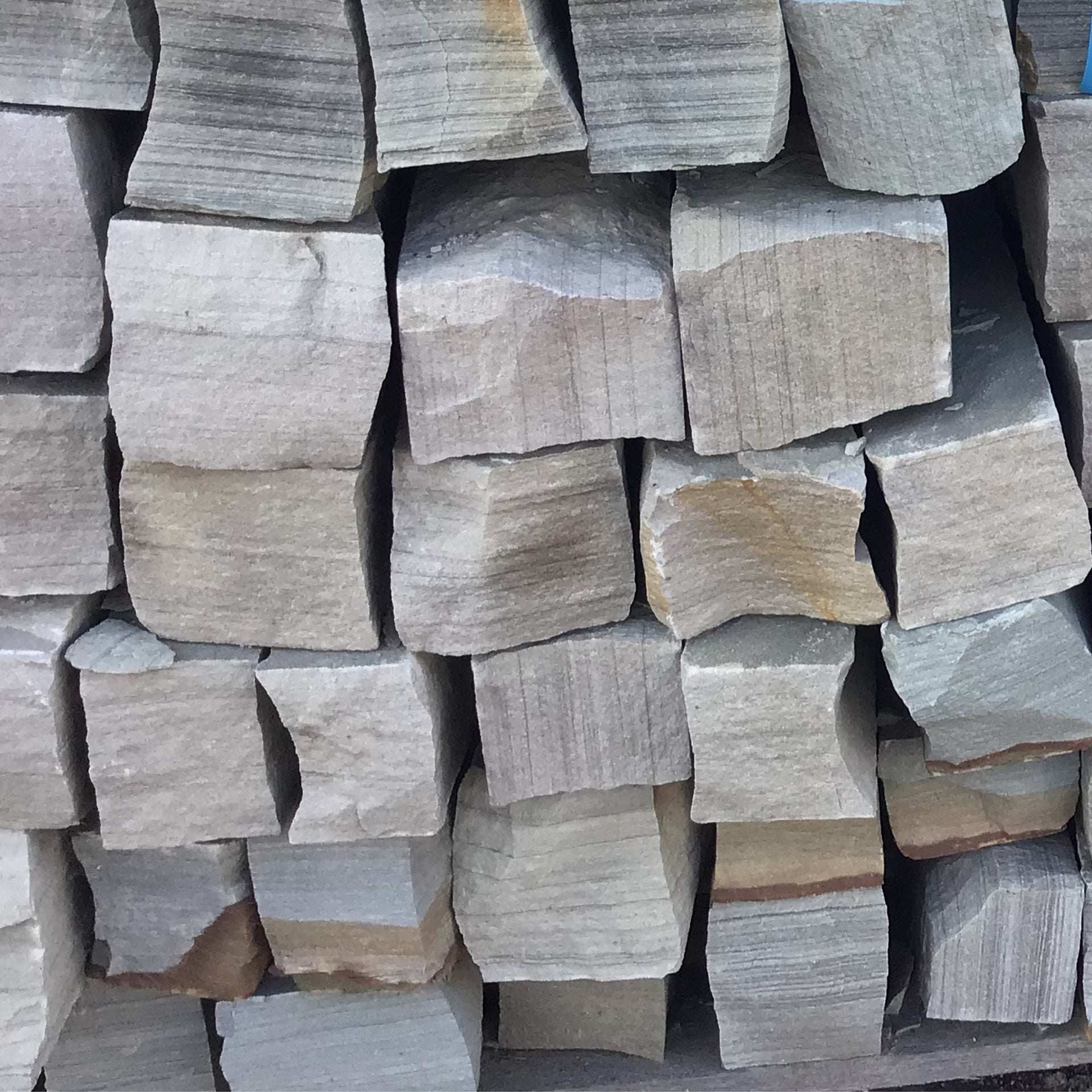 Rubble Strips Grey Flagstone Pallet - A Modern Touch for Landscapes ...