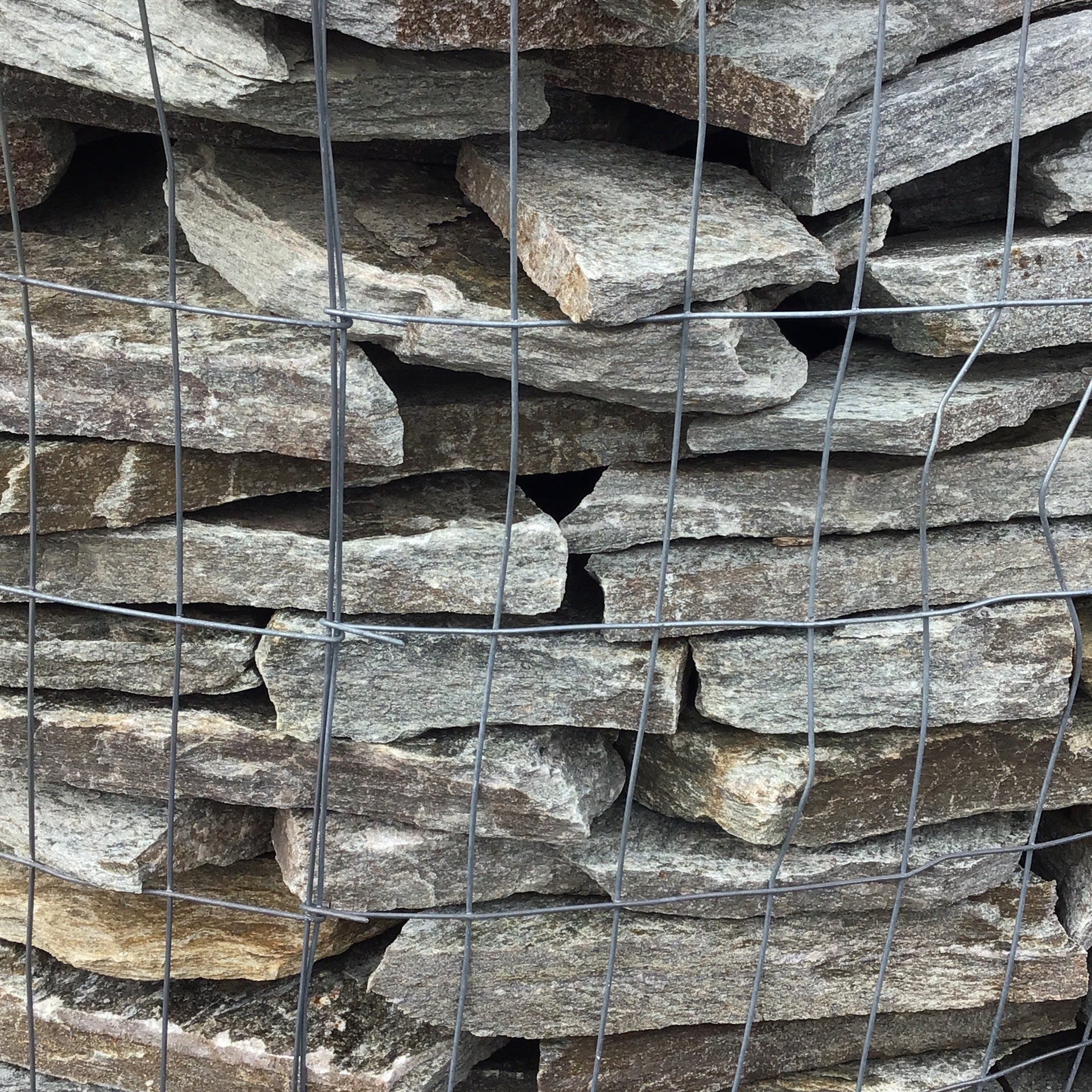 Chocolate Grey Thin Round Flagstone Pallet | Alex Pinestraw & Mulch, LLC